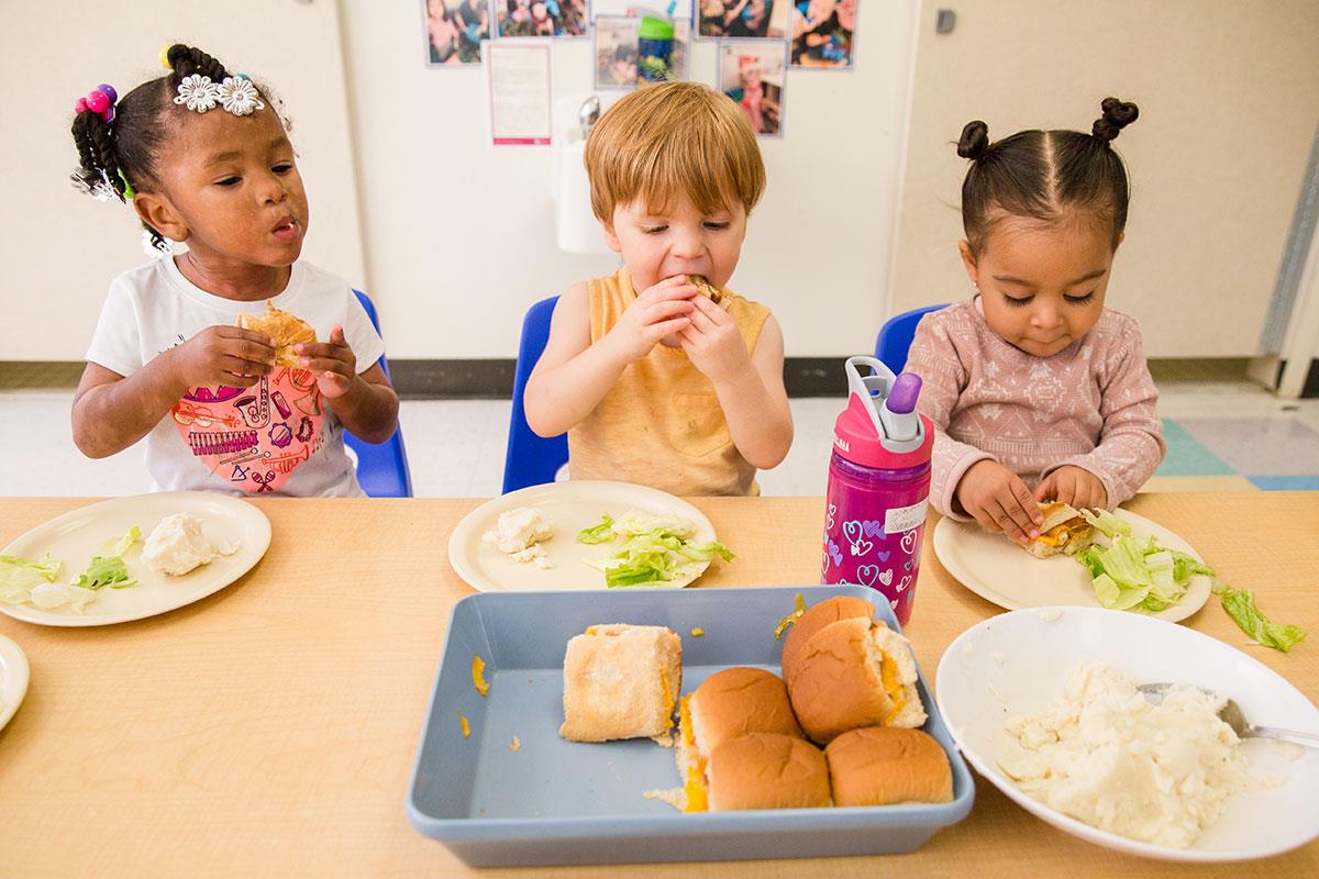 Such Good Eaters! How "Family-Style Dining" Teaches Kids About Food ...