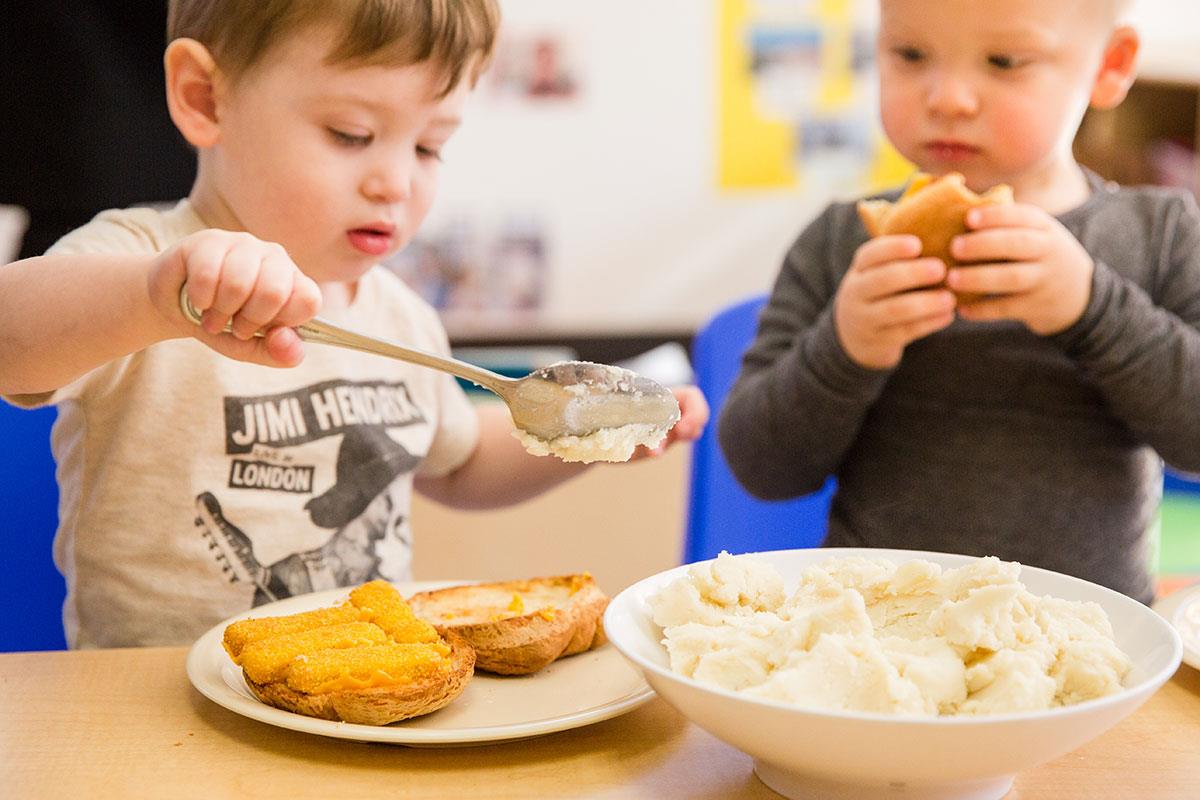 Such Good Eaters! How "Family-Style Dining" Teaches Kids About Food ...